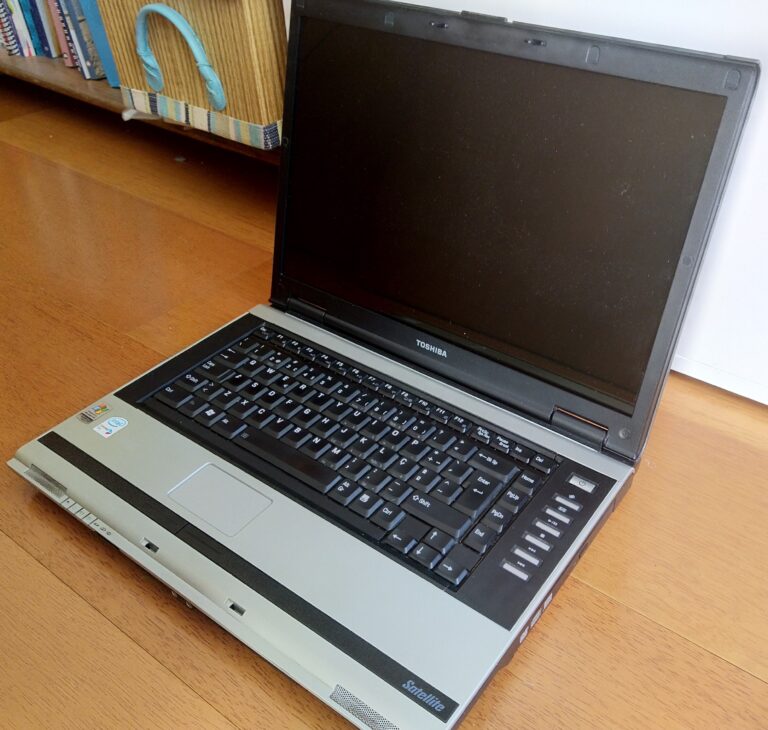 Revitalizar um portátil Toshiba de 2006 – Introdução | Calhau do Mar
